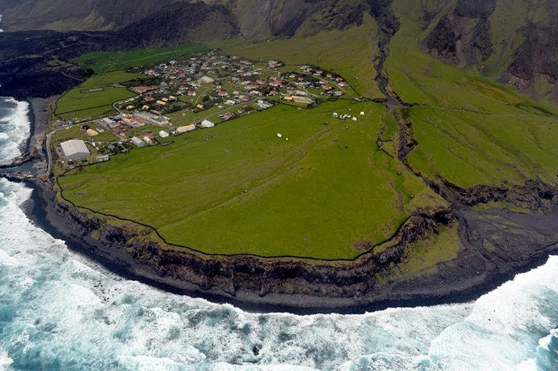 Conheça o lugar mais isolado do mundo, uma ilha no meio do Atlântico ...